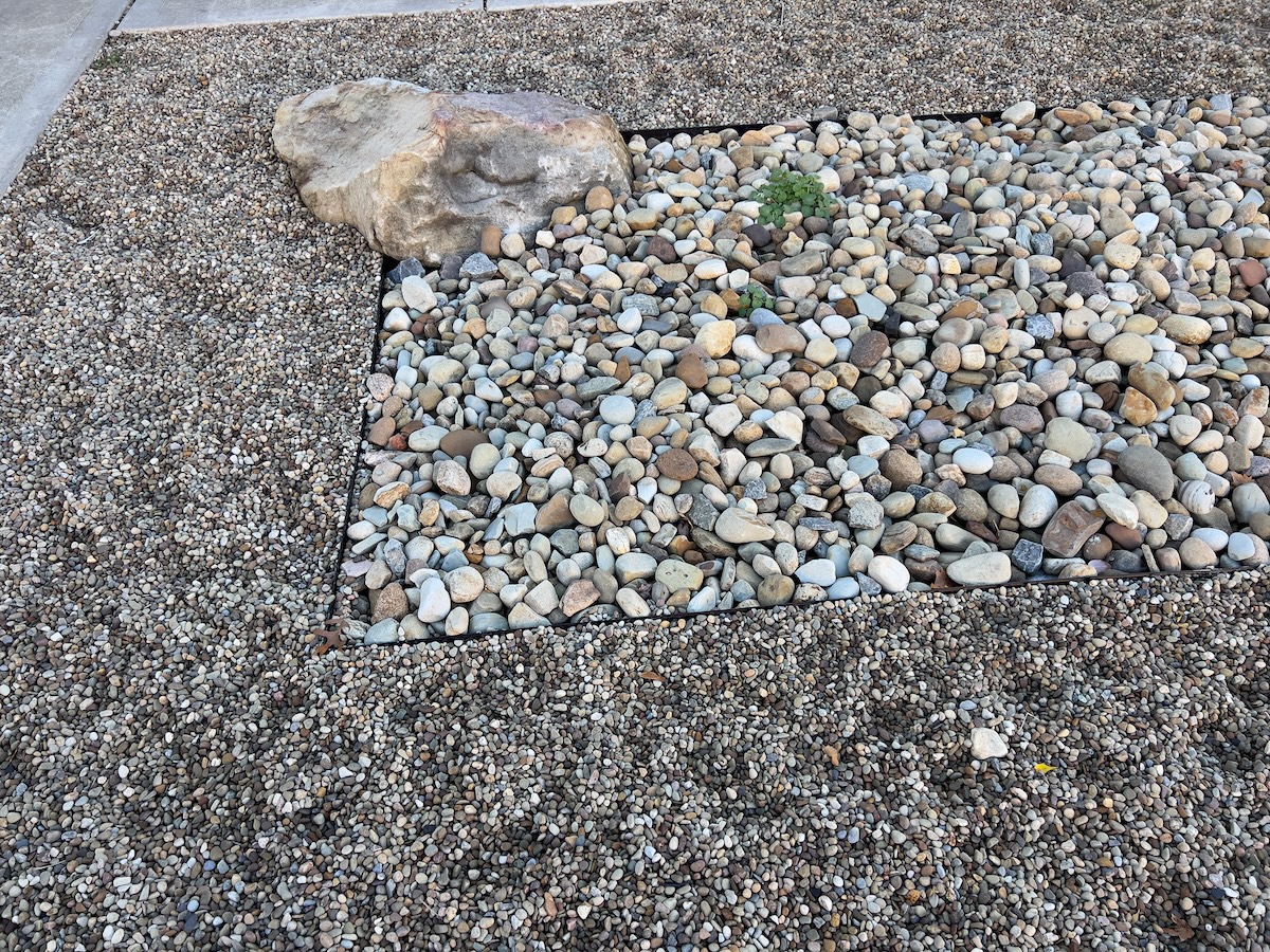 Pea gravel and river rock garden | Bray Topsoil & Gravel